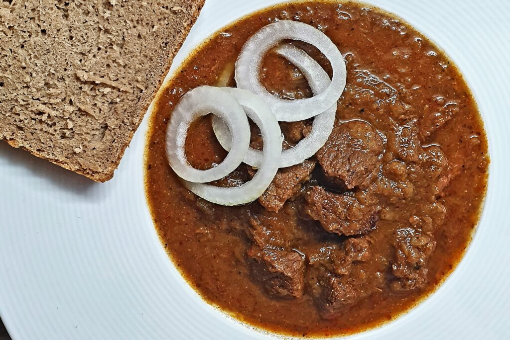 KOTLÍKOVÝ GULÁŠ: Pravý hovězí gulášek - Bestrecepty.cz