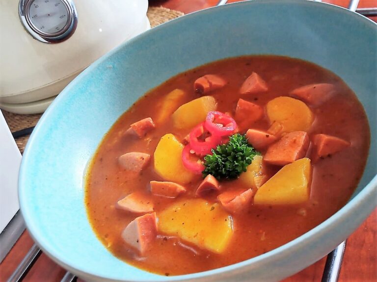 Luxusní buřtguláš s bramborem - Bestrecepty.cz